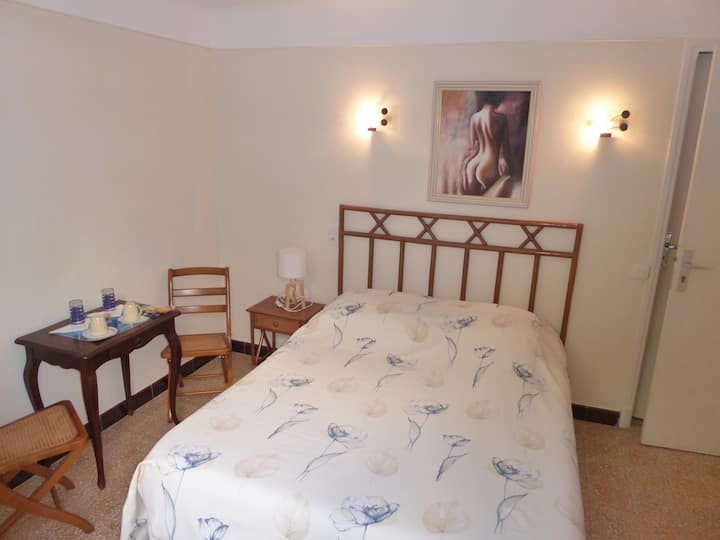 Chambre Donnant Sur Jardinet. - Le Lavandou