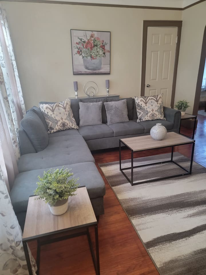 Lovely 2 Bedroom Unit With Internet & Fireplace - Detroit, MI