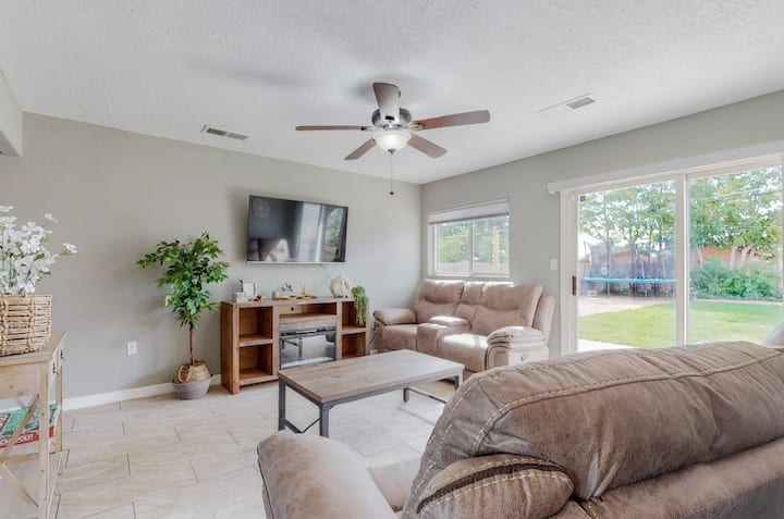Comfortable 3-bedroom Home With Spacious Backyard - Albuquerque, NM