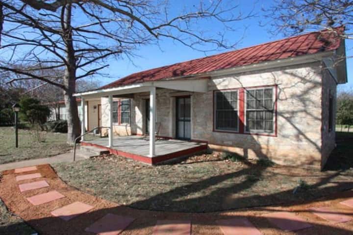 Abby's Place Suite 1 & 2 1880s & 1920s Charm - Fredericksburg, TX