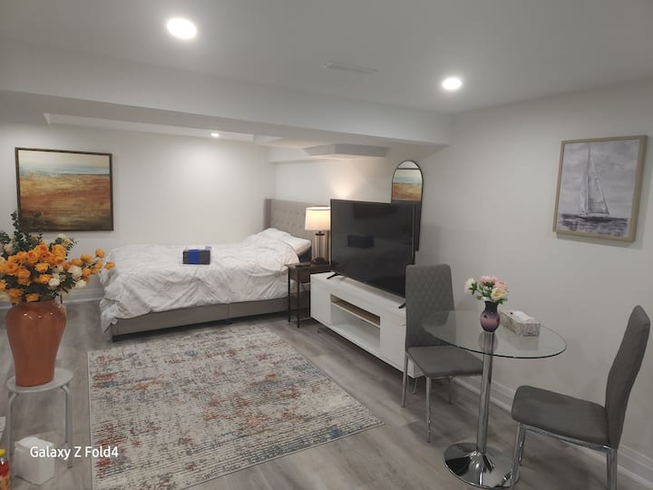 Cozy! Basement Apartment Suite - Newmarket, ON, Canada