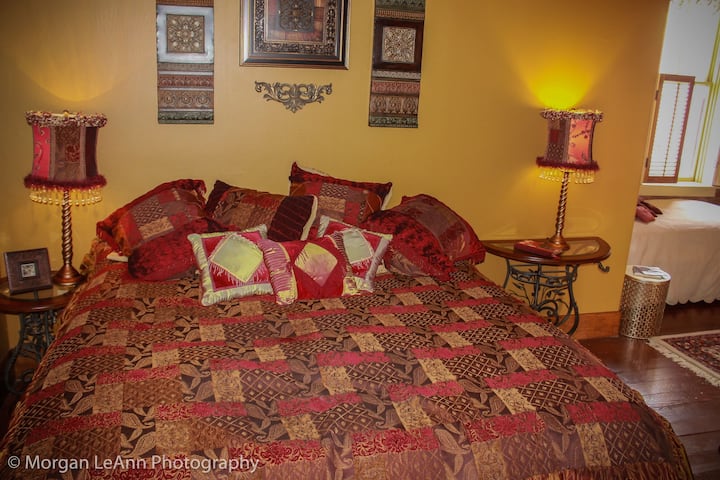 The Madame's Suite - The Shady Lady Bed & Breakfast - Gainesville, TX