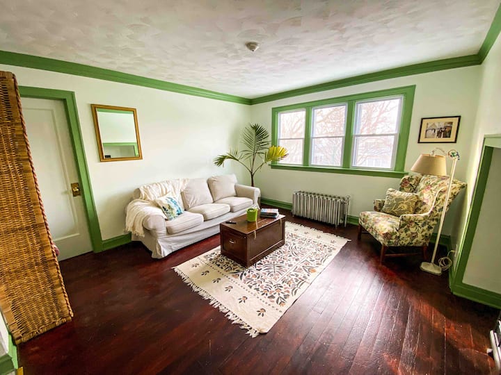 Lovely & Cozy Vintage Two Bedroom, 🐾 Friendly Apt - Chicago O'Hare Airport (ORD)