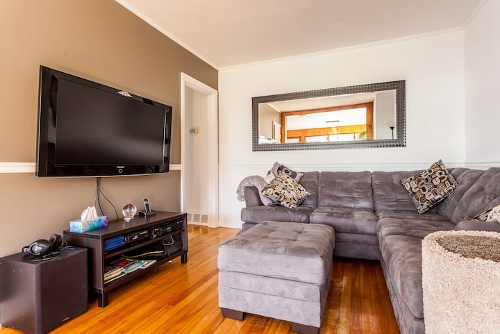 Beautiful Functional Home Great For Families - Dorval