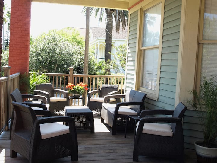 1 Blk To Bch  2 Blks Pleasure Pier - Galveston, TX