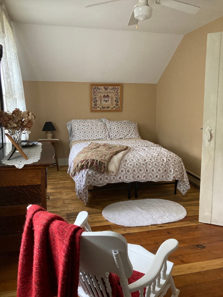 Quaint Canadian Farmhouse Rooms - Wiarton