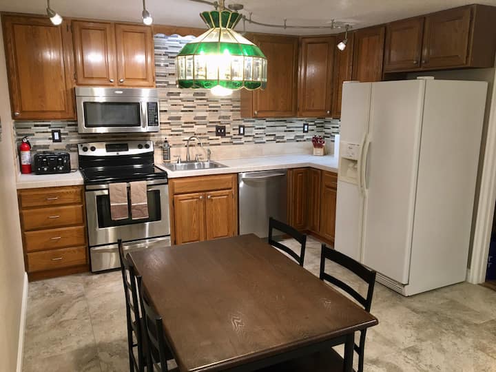 Quiet Renovated 2 Bedroom Private Guest Suite - Thornton, CO