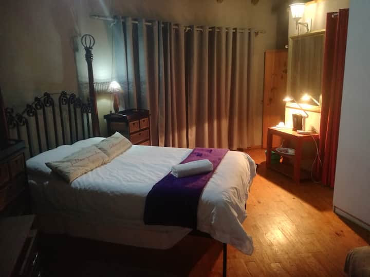 The Waterfront Thatched Old Farm Cottage - Hartbeespoort