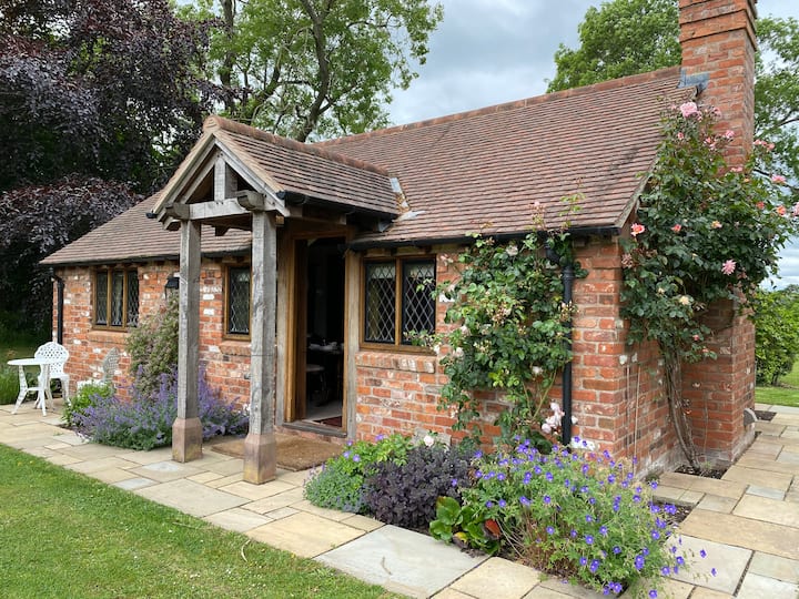 Picturesque Cottage In Grounds Of Idylic Farmhouse - Tarporley
