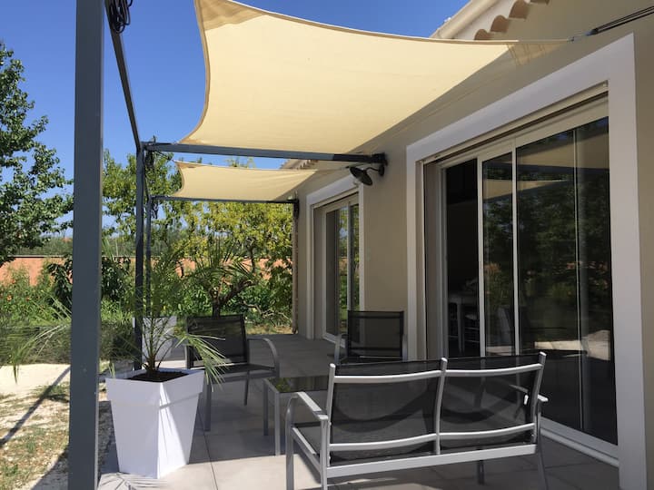 Dépendance Dans Grand Jardin Avec Piscine Provence - Avignon