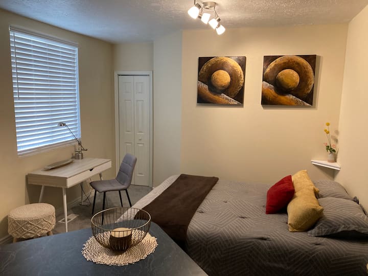 Sugar House Studio With Big Kitchen & Purple Bed - Salt Lake City