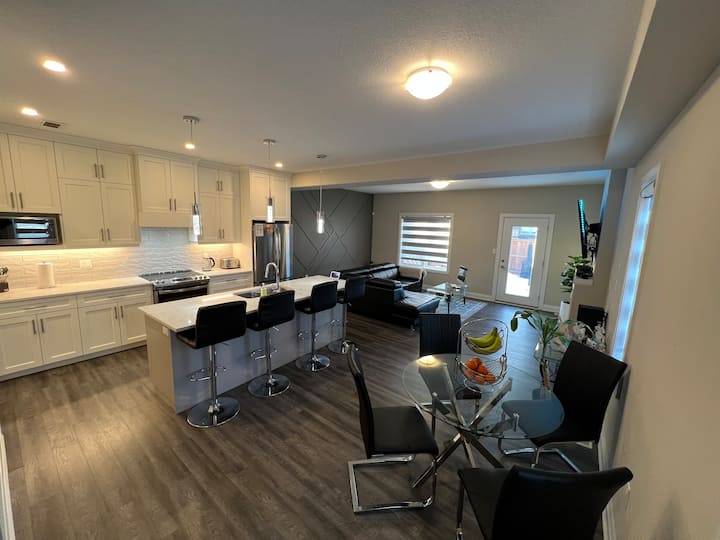 Modern 2000sq Ft. Corner Lot Town Home W. Lg Patio - Guelph