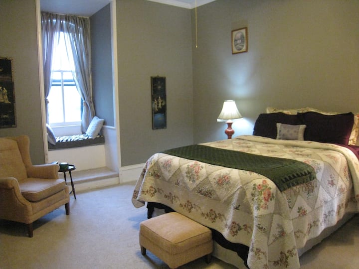 Gracious Old Home (George Fox Room) - Altoona, PA