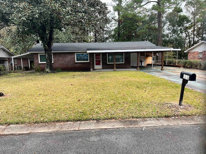 Quaint Bungalow - Hinesville, GA