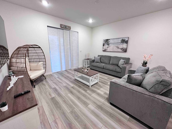 Home Sweet Beach House Minutes From The Beach - Palm Coast, FL