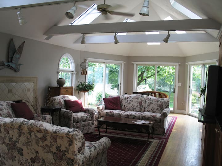 The Secret Garden
4 Bedroom, 7 Bed
3 Baths - King Richard's Faire