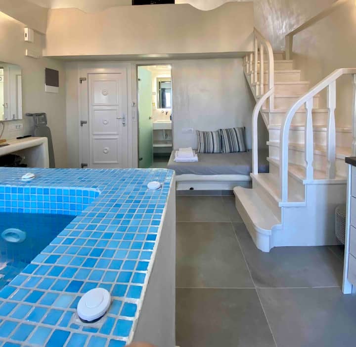 The Muses Of Santorini_dome_suite_seaview_jacuzzi - Santorini