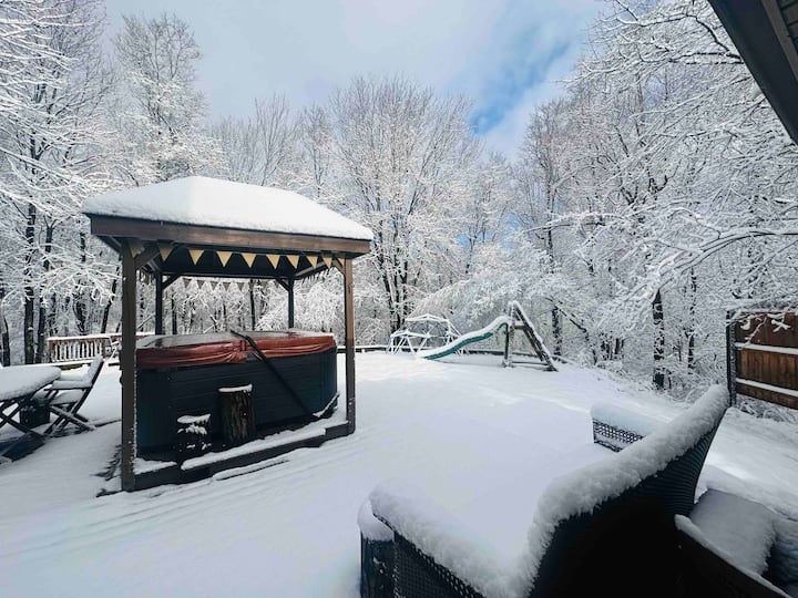 ~Covered Hot Tub & Sauna! The Lily Pad {East Wing} - Mount Pocono, PA