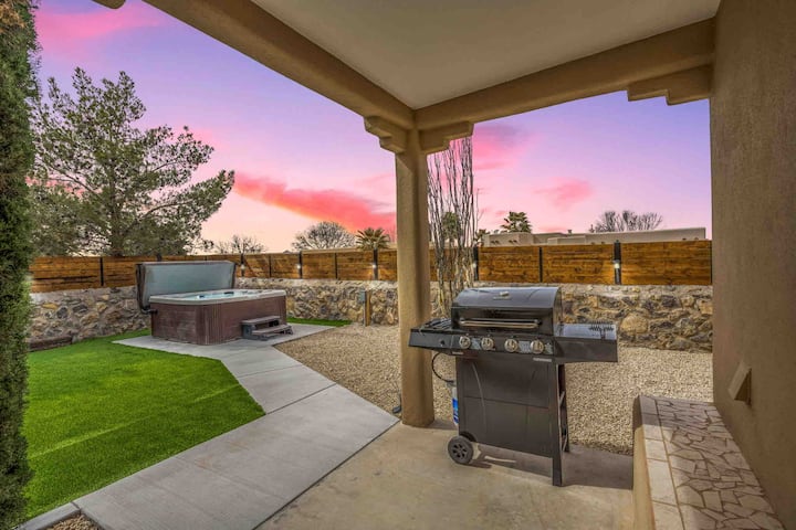 Desert Sanctuary Retreat! Pet Friendly! Hot Tub! - Las Cruces, NM