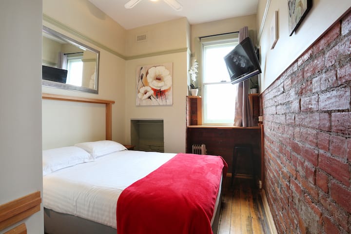 Burnett Suite - Tiny Queen 14sqmt - Hobart