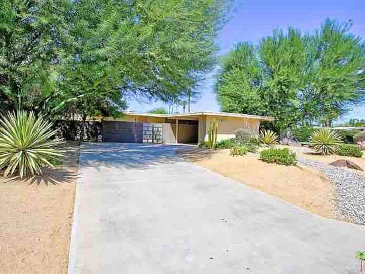 Vista Del Retro L Mid-century Home - Rancho Mirage, CA