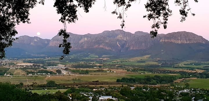 Beautiful Views In Tranquil Setting - Paarl