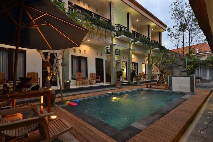 Comfortable Stay In Central Legian - Large 8 Bed - Seminyak