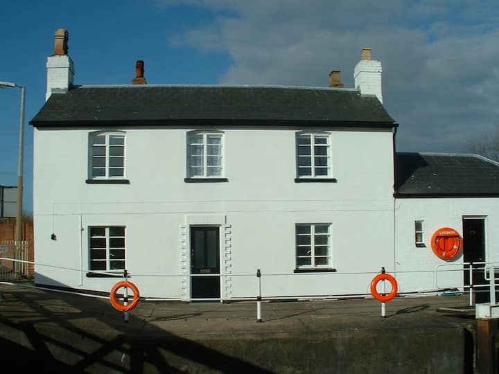 Lock House, Gloucester: A Unique Situation - Gloucester