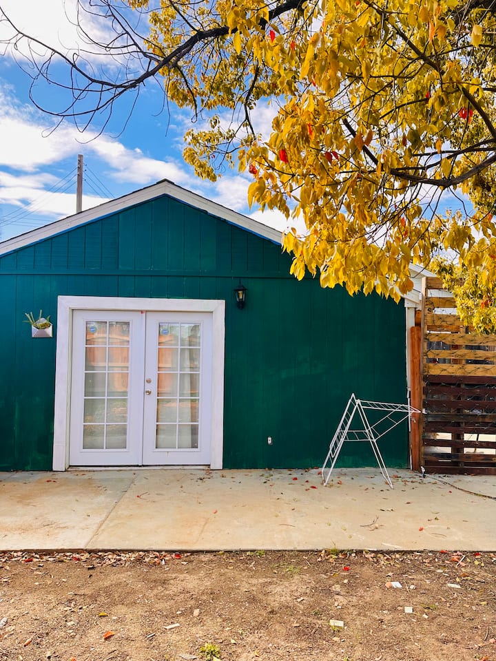 Rustic Farmhouse With Private Patio - Sacramento, CA