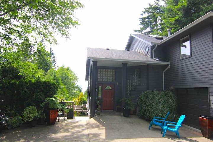 Baba Yaga Vacation Getaway - Vancouver Island