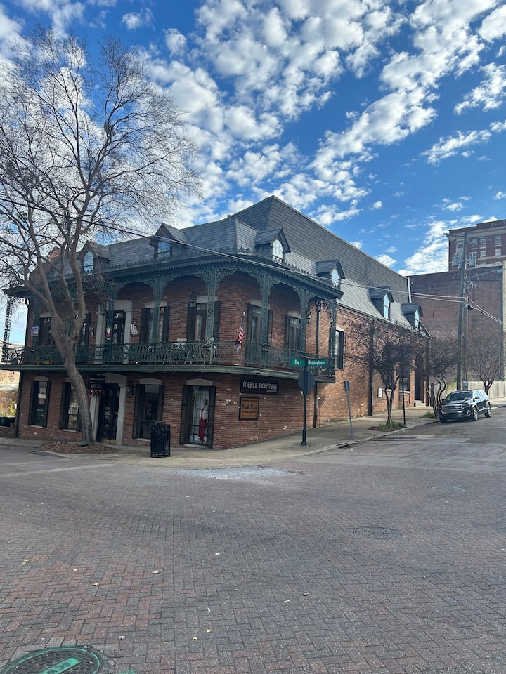 Next To 10 South, Cottonwood’s & Roof Top! - Vicksburg, MS