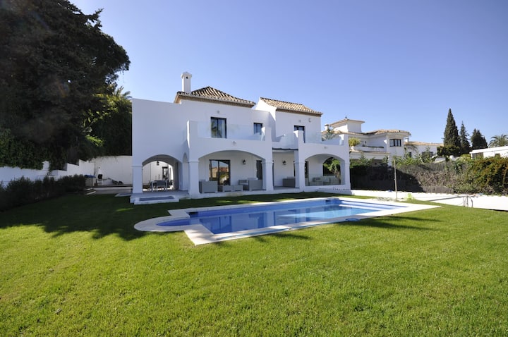Gran Villa Frente A Puerto Banús - Marbella