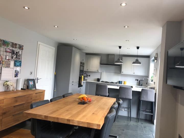 Spacious Modern Home - Usk