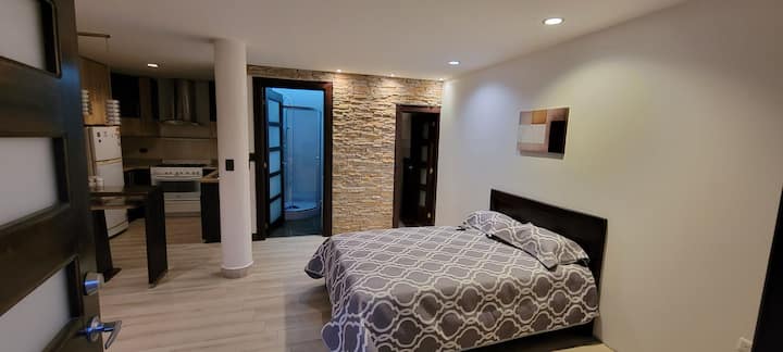 1p Moderna Y Cómoda Suite En Planta Baja. - Cuenca, Ecuador