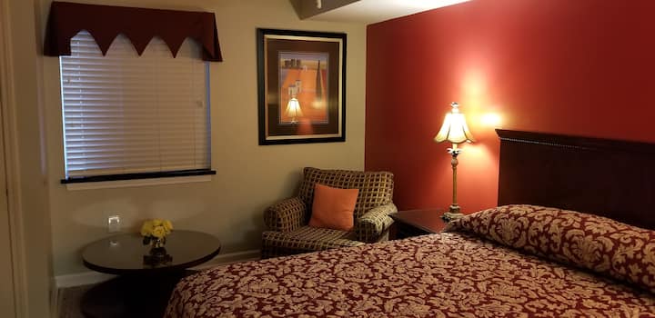 A King Bed Private Entrance Barefoot Resort Room B - North Myrtle Beach, SC