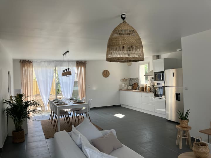 Jolie Maison Avec Jardin. Chemin Privé. - Pornichet