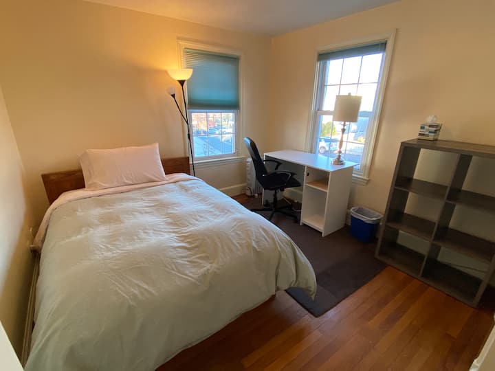 Nw Room: Sunny, Comfy Bed, Work Chair/desk - Arlington, VA