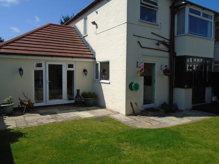 Tea In Liverpool  -  Private  - Quiet    En-suite. - Formby