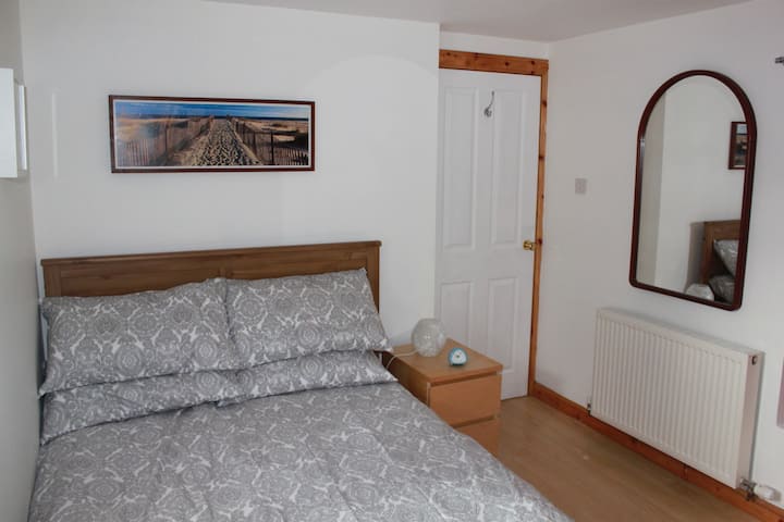 A Bright Basement Bedroom, 2 Of 2
Eh-77225-p - Edinburgh