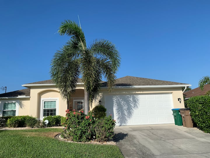 Villa Mango With Huge Pool - Cape Coral, FL