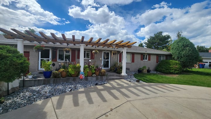 Nice Bedroom In Beautiful Golden For Rent - Golden