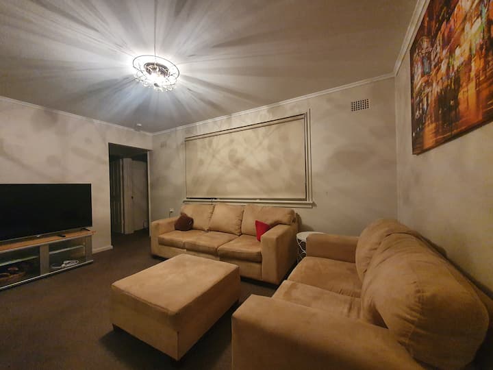 Close To Hospital, Sports Venues. 5 Bedroom - Kingswood