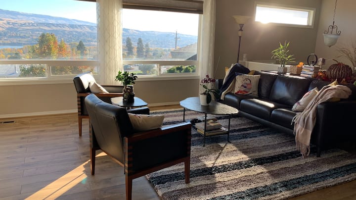A Cozy Empty Nest Shares Private Rooms With View - Wenatchee, WA