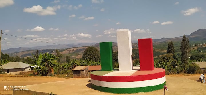 Maison De Campagne Au Sommet De La Montagne. - Burundi