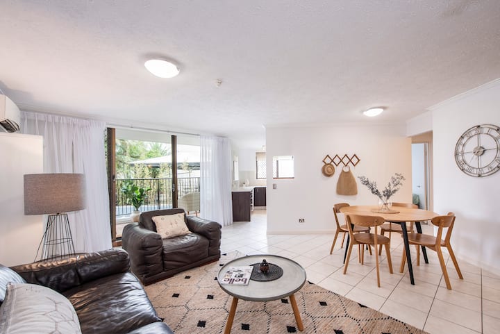 Two Bedroom Tropical Beachside Oasis In Burleigh - Gold Coast