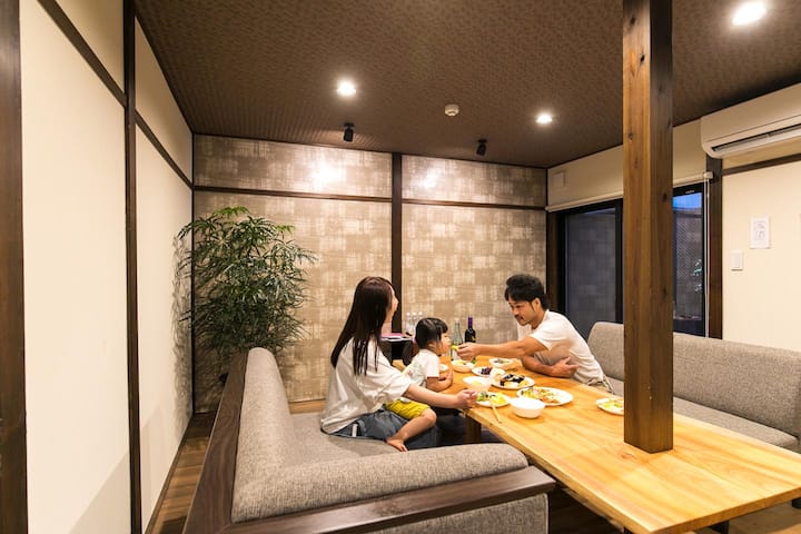 【鳥】赤い廊下。大人5人広い町家でゆっくり至福の時間。小さな子供がいる家族やグループ旅行に人気。 - 白山市