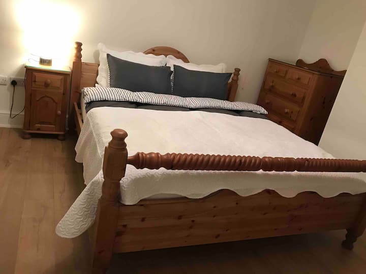Ensuite Superking Bed & Parking - Bolton