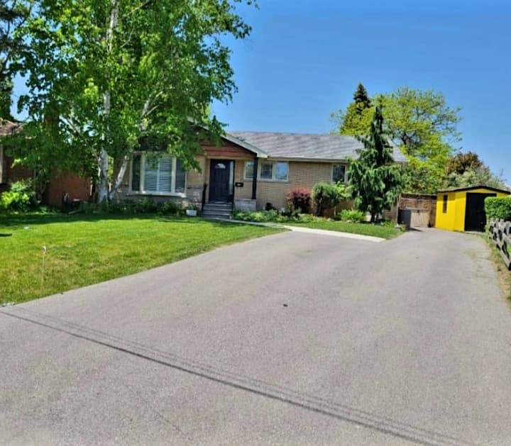 Beautifully Updated Bungalow Lower Level/basement - Hamilton, ON, Canada
