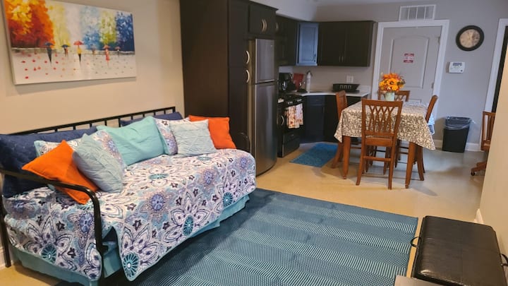 Hidden Cottage In Logan Square - Chicago, IL