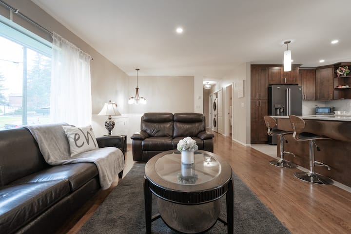 6 Bdrm Renovated Private Rustic Home - New Westminster